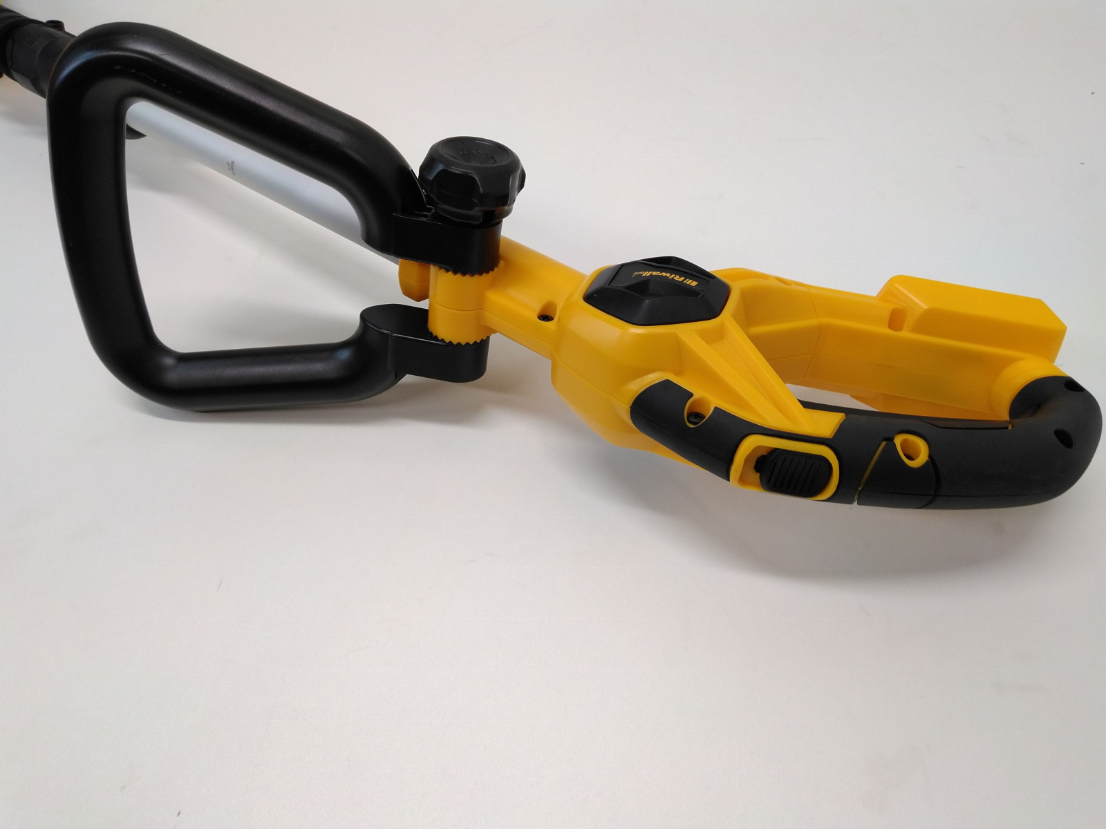 Sekačka AKU strunová Riwall Pro RALT 2320 set, Li-ion 20V 2Ah 1290 Kč